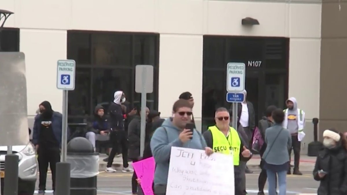 Amazon Workers Protest Conditions at Staten Island Warehouse – NBC New York