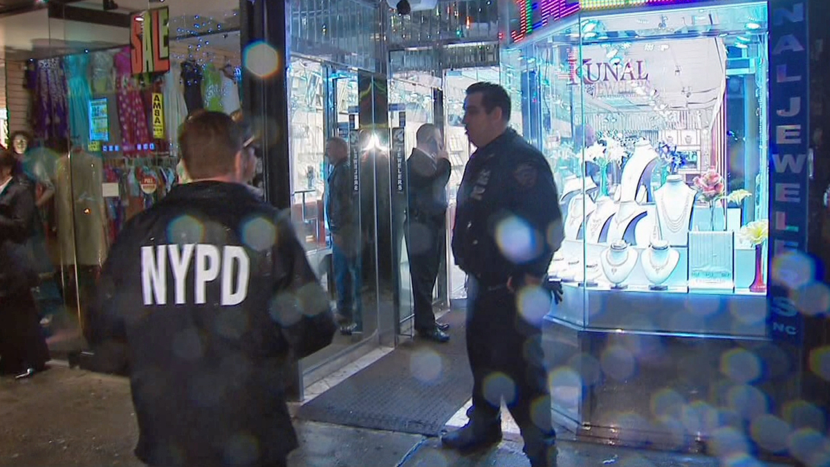 Armed Robbers Storm Jewelry Store In Queens Threaten Workers Nypd