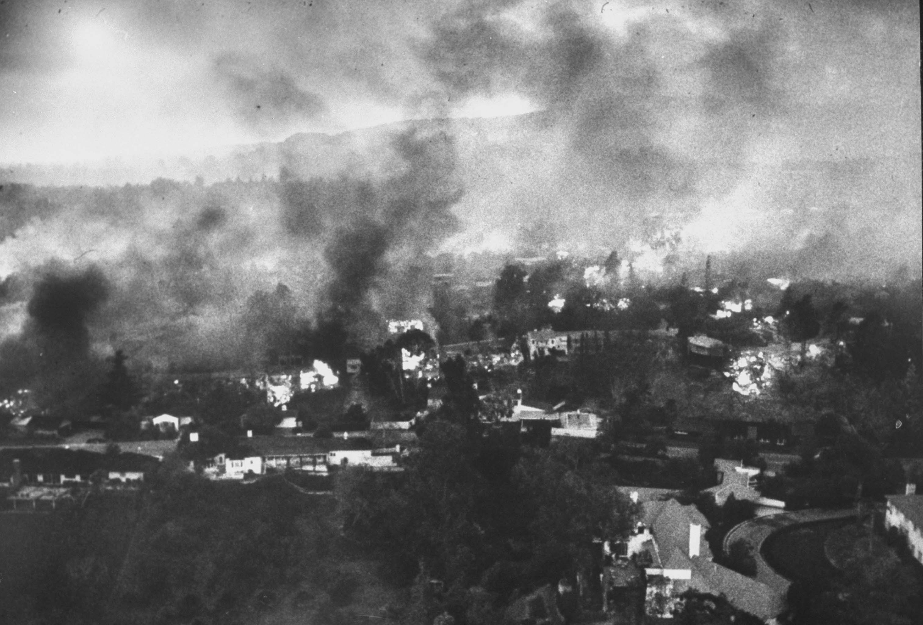 Photos: Scenes From the November 1961 Bel Air Fire Disaster – NBC New York