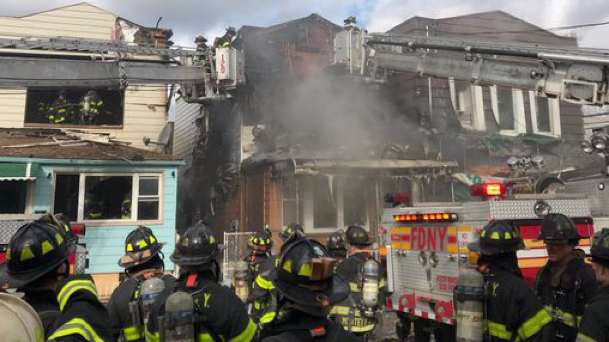 4-Alarm Fire Tears Through Queens Homes; 8 Injured: FDNY – NBC New York