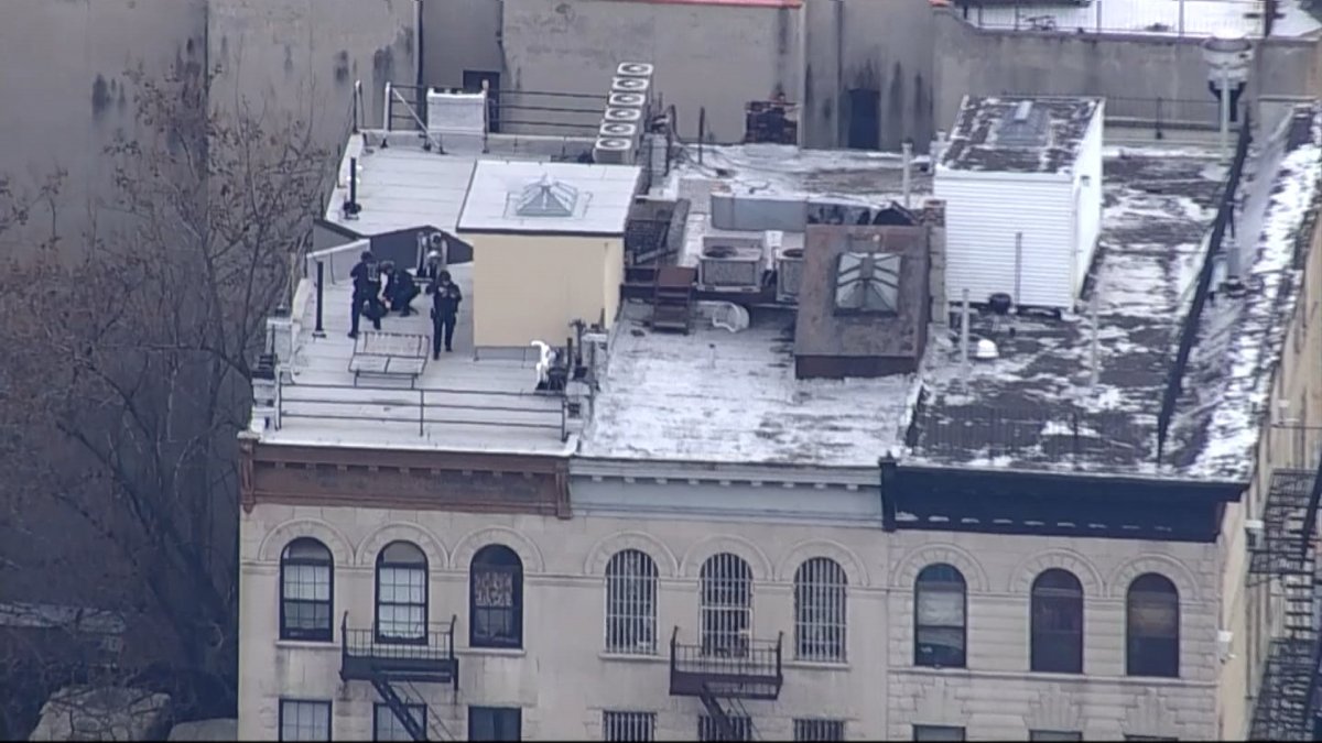 Chopper 4 Captures Brooklyn Rooftop Takedown – NBC New York