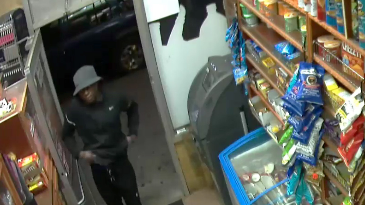 Suspects Sought in Armed Bodega Robbery in the Bronx: NYPD – NBC New York Suspects Sought in Armed Bodega Robbery in the Bronx: NYPD – NBC New York