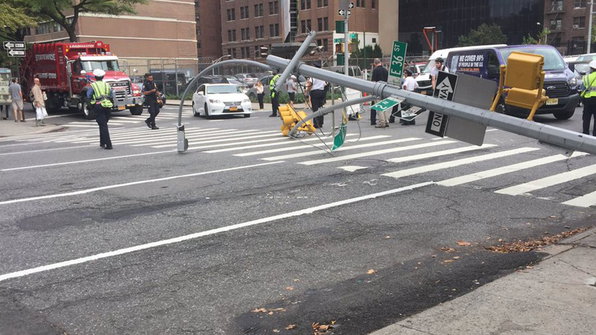 Traffic Light Pole Falls in Midtown – NBC New York