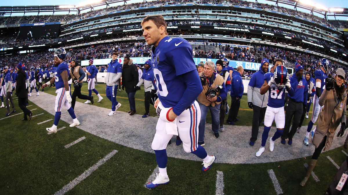 Manning Throws 2 TDs, Gets Standing Ovation as Giants End Long Skid ...