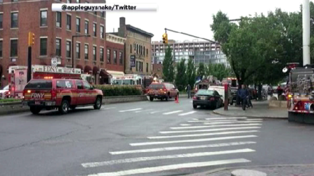 Man Falls 20 Feet Down Subway Grate in Queens: FDNY – NBC New York