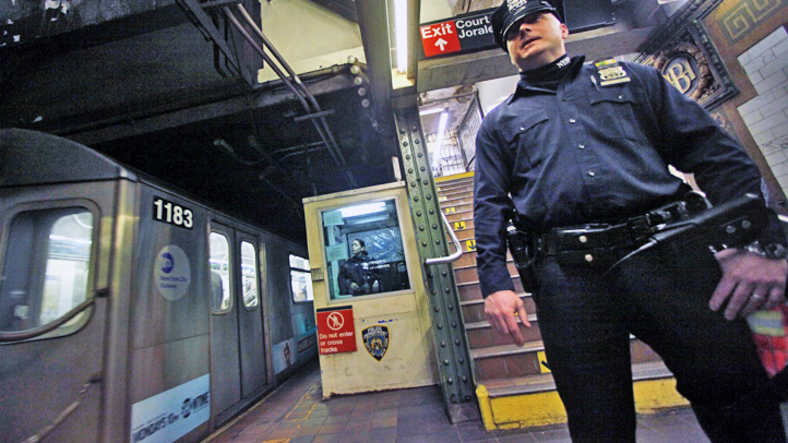 MTA Worker, Cop Foil Alleged Subway Phone Thief – NBC New York