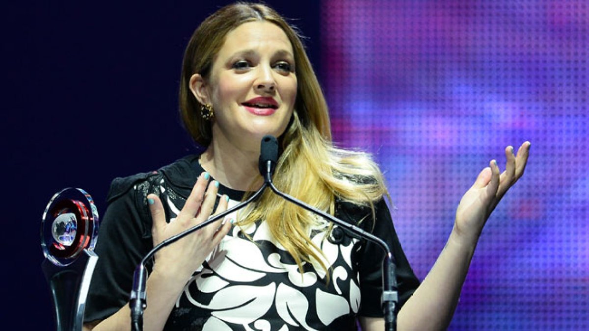 Tearful Drew Barrymore issues apology for talk show return amid strike ...