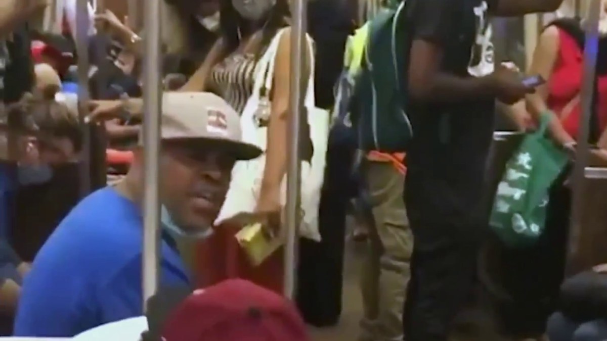 MTA Denounces Anti-Asian Verbal Attack Seen on NYC Subway – NBC New York