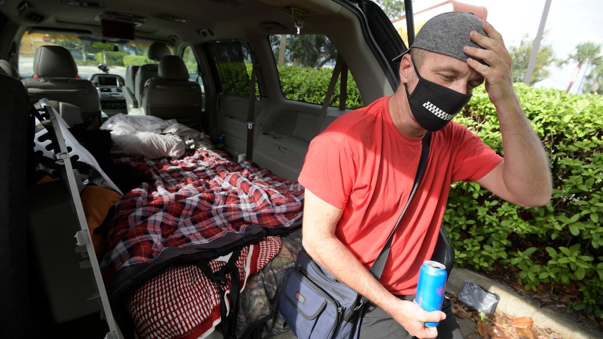 From a Stable Job to a Tent: a Waiter’s Homeless Struggle – NBC New York