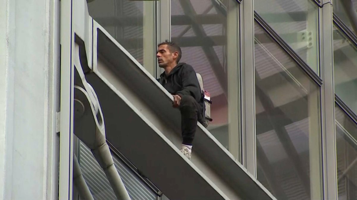 Man in Police Custody After Scaling Outside of NY Times Building in ...