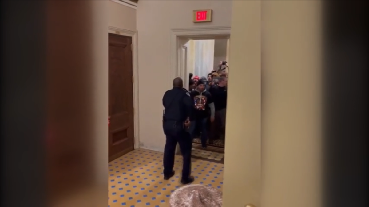 Reporter Videos Officer at Capitol – NBC New York