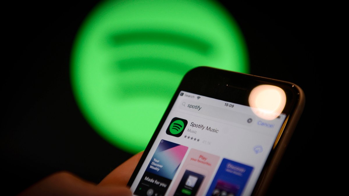 Spotify to Add a Content Advisory to Podcasts That Discuss Covid-19 ...