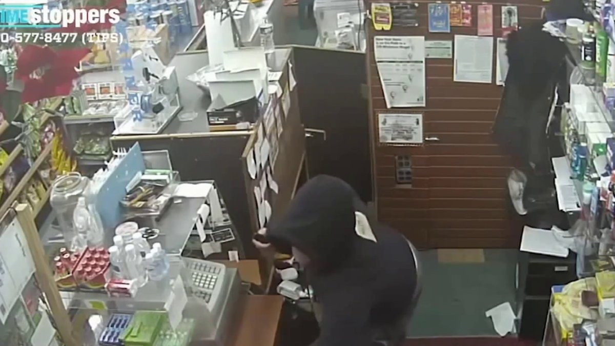 Search for Robbery Suspect in Queens – NBC New York