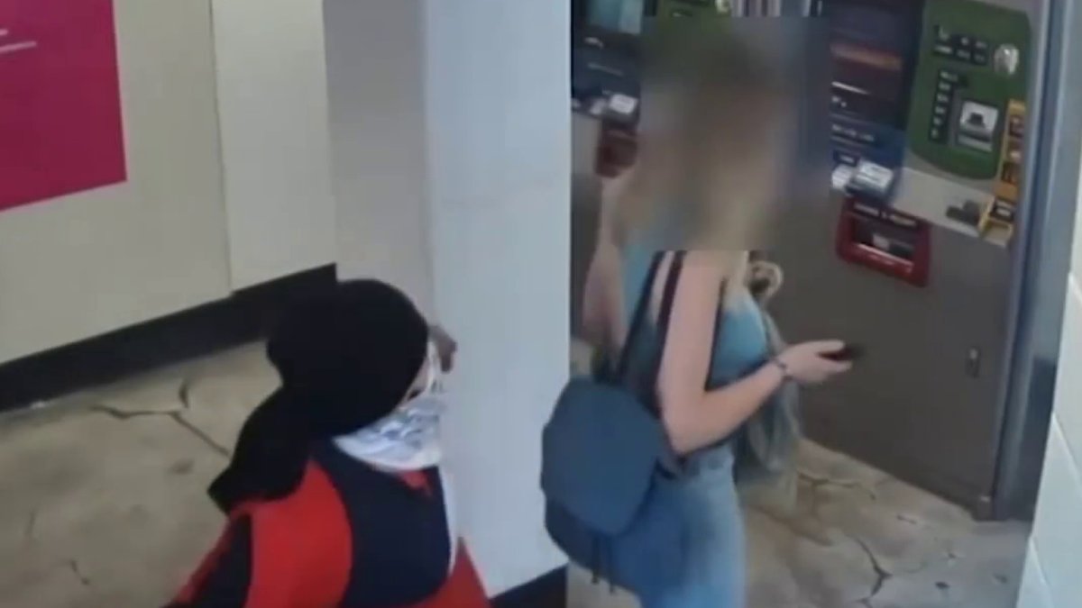 Subway Robber Punches Woman Steals Her Purse Nbc New York