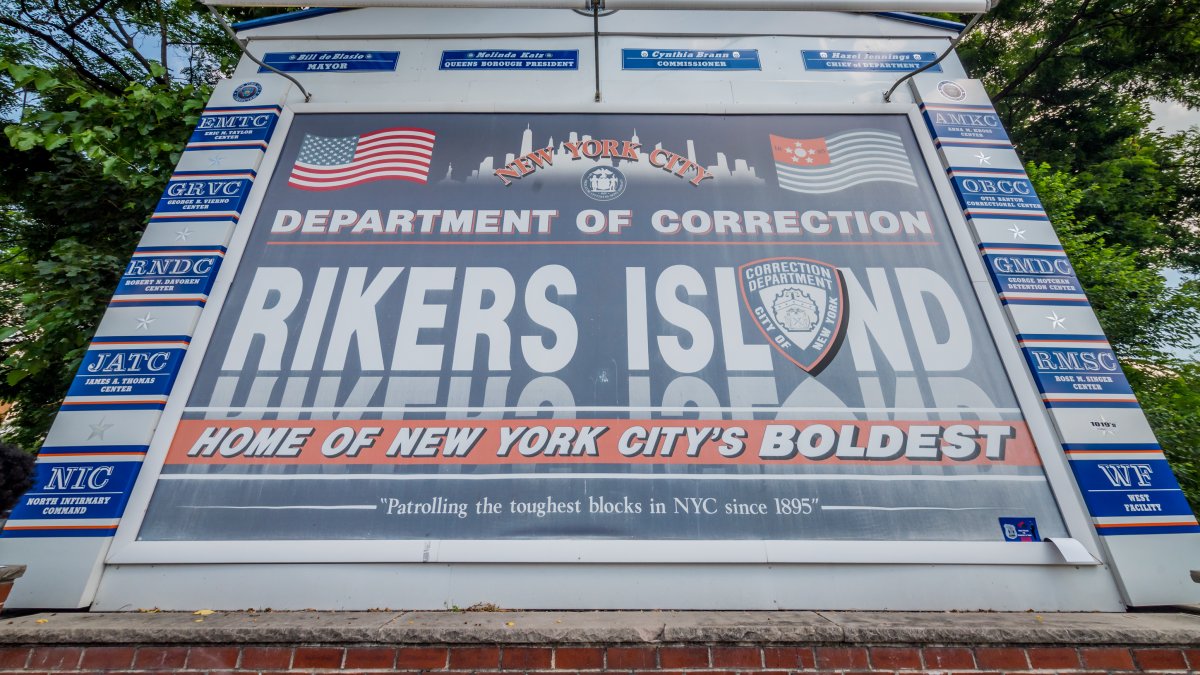 9 NYC Jails Workers Took Bribes to Smuggle in Drugs, Razor Blades ...
