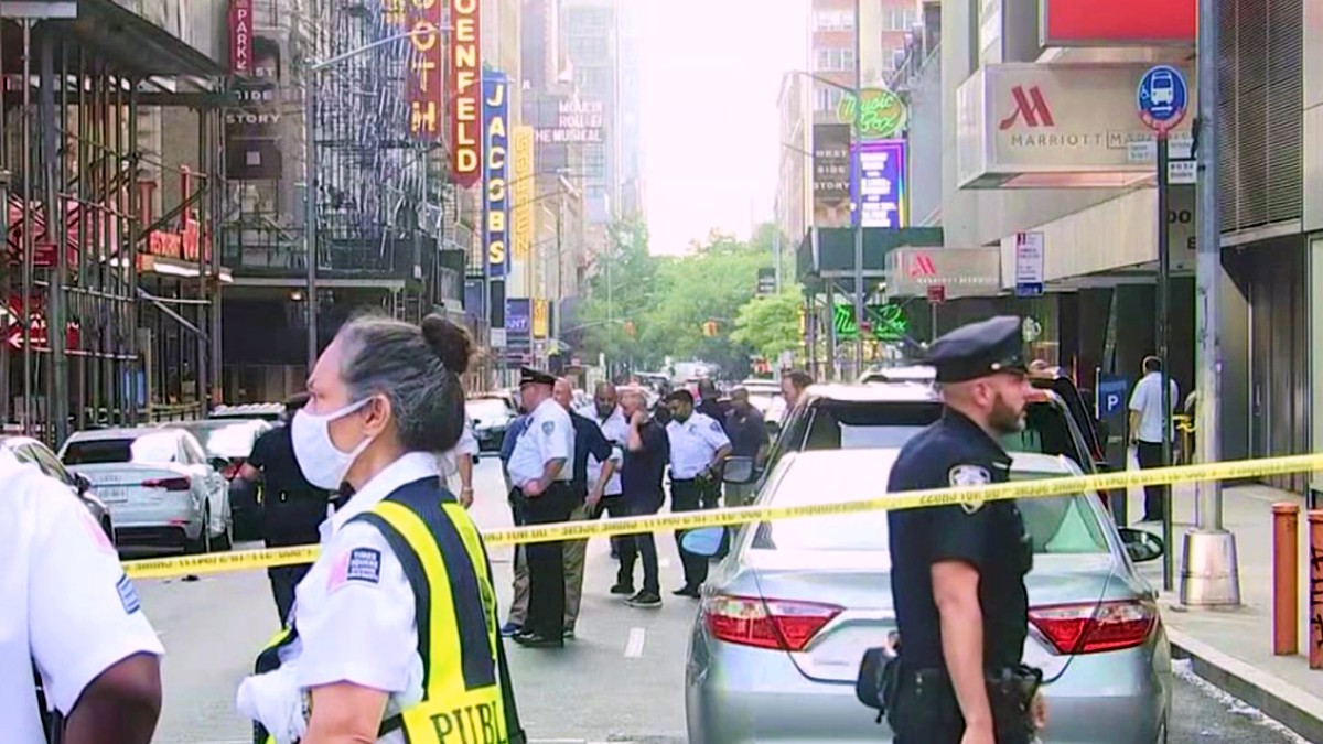 Times Square Shooting: Gunman Hunted as NYC Decries 2nd Daylight ...