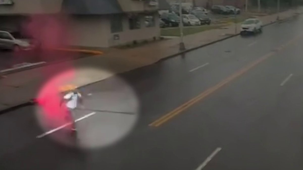 Dye Pack Explodes on Newark Bank Robber: Police – NBC New York