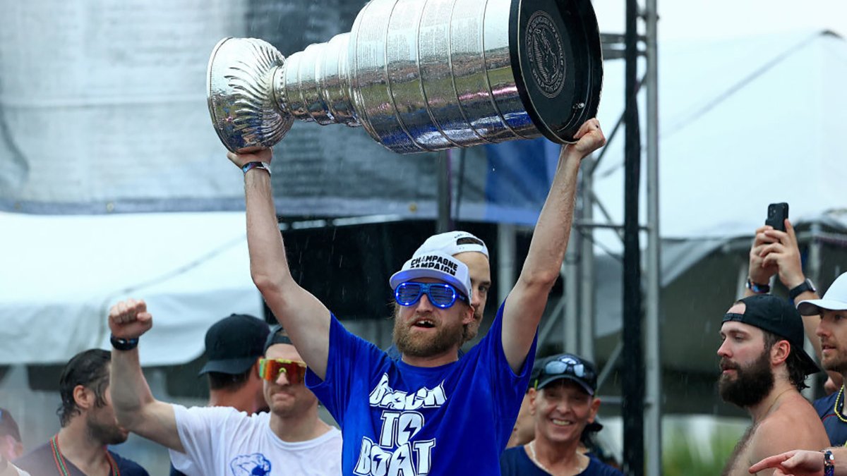 Lightning Dent Stanley Cup After Another Tampa Boat Parade – NBC New York