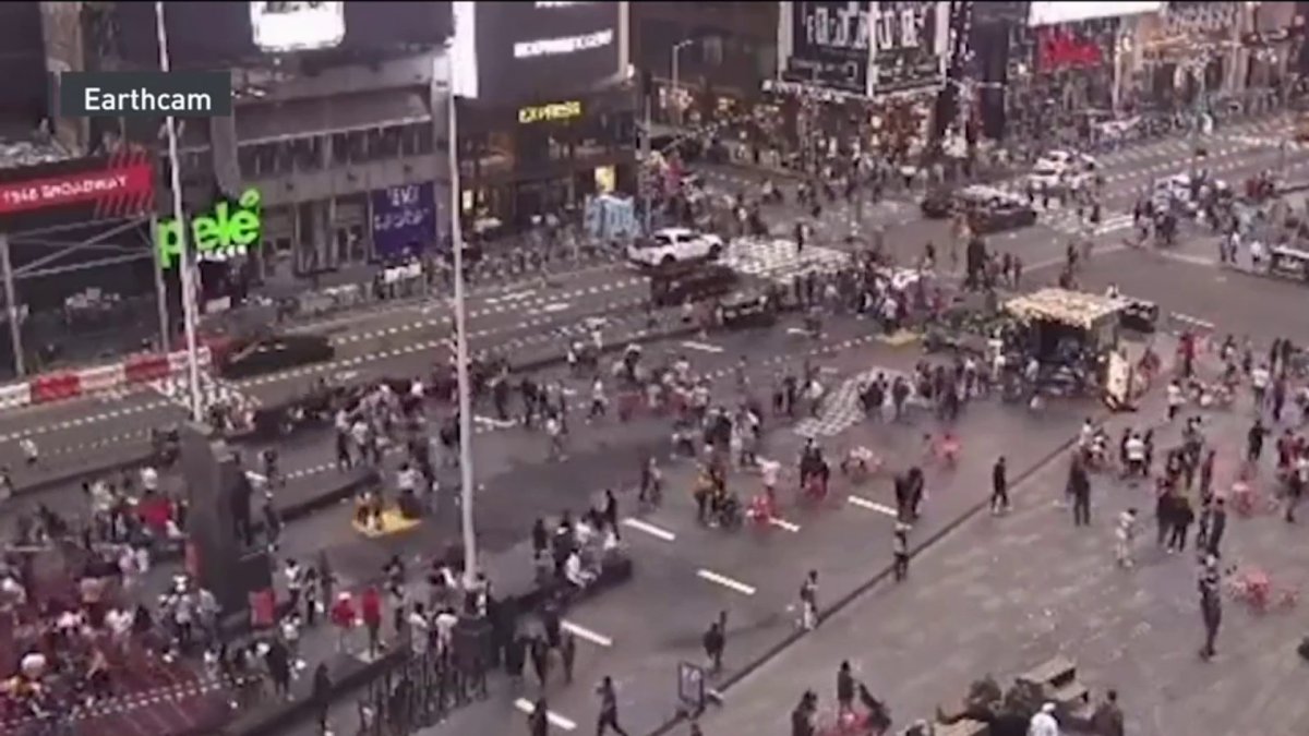 Times Square Crowd Scramble After Loud Noise Scare – NBC New York