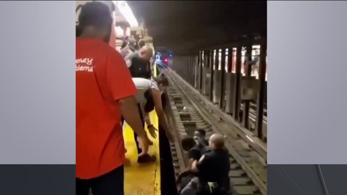 Video Shows Nypd Officers Good Samaritan Help Man Get Off Tracks At