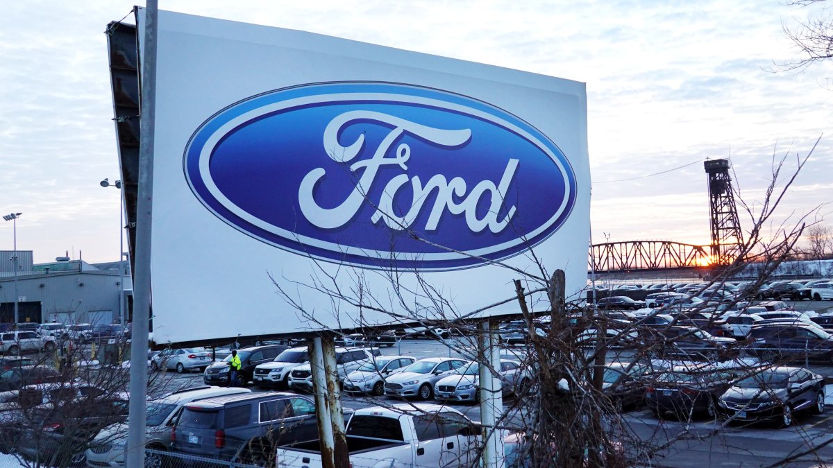 GM, Ford Temporarily Stop Making Some Pickups as Chip Shortage Worsens ...