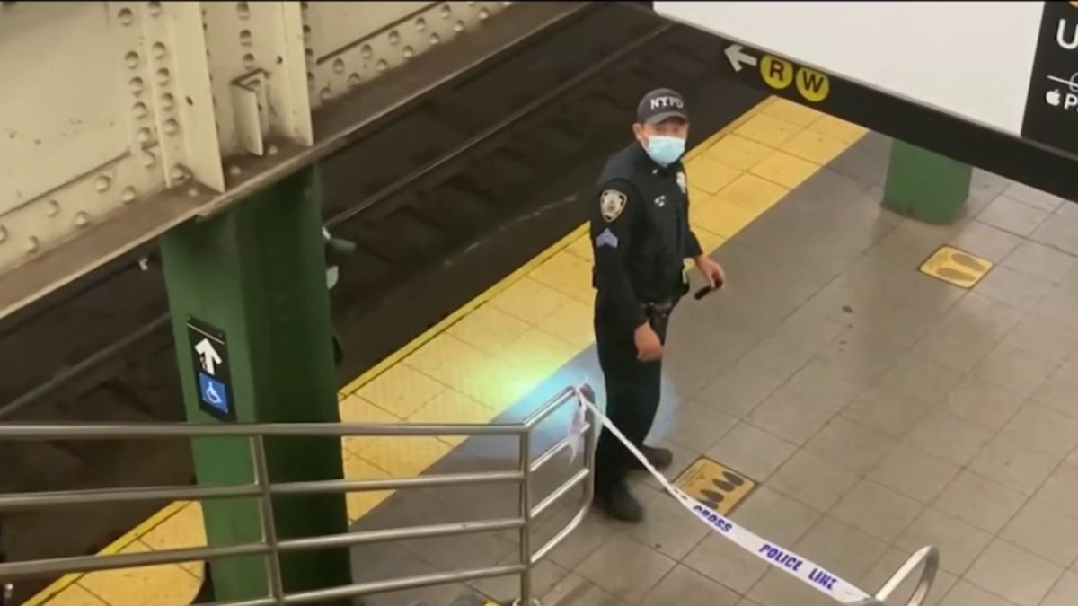 Police Seeking Gunman in Rush-Hour Attempted Robbery on Subway – NBC ...