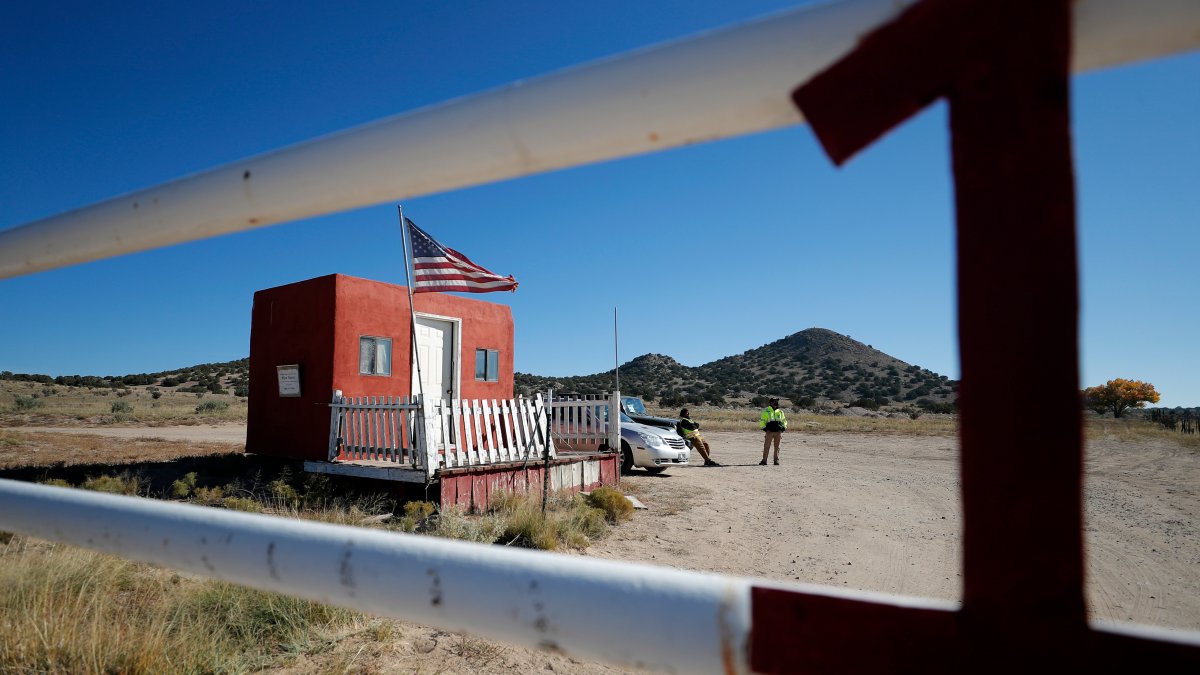 Alec Baldwin Didn’t Know Weapon Contained Live Rounds: Warrant – NBC ...