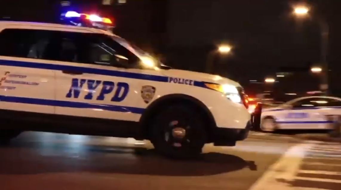 Three People Robbed at Gunpoint in Queens – NBC New York