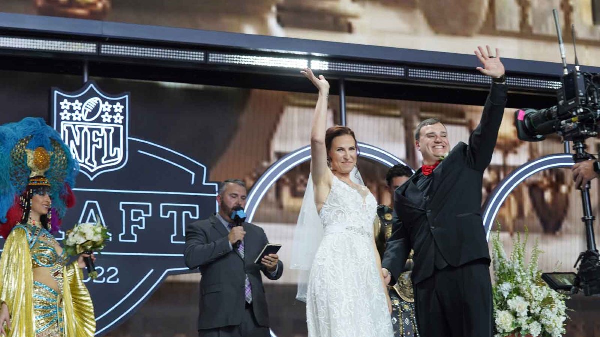 Couple Gets Married on Stage During 2022 NFL Draft – NBC New York
