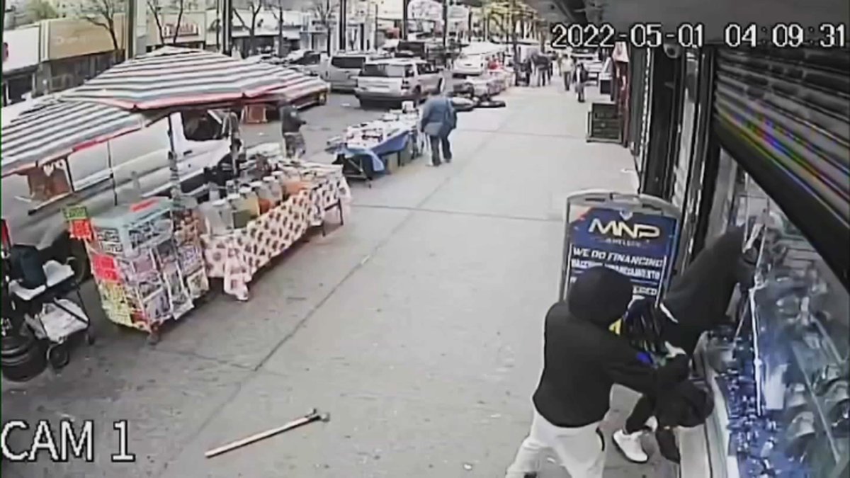 Fifth Avenue Jewelry Store Among 18 Targeted by NYC Thieves – NBC New York