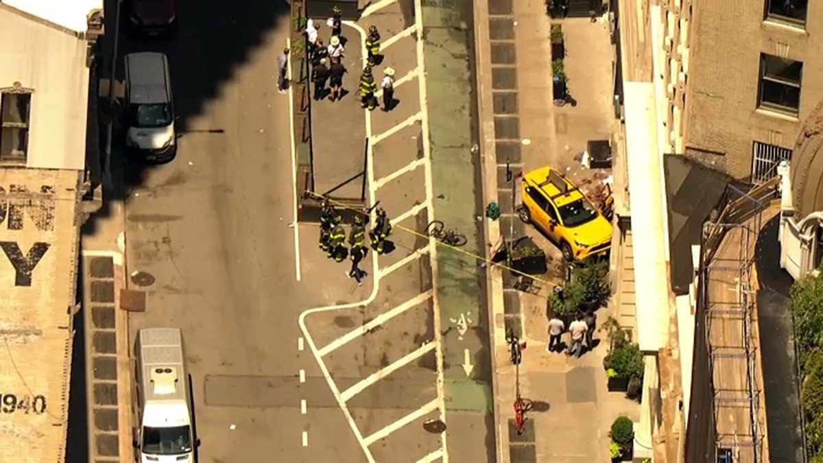 Manhattan Taxi Jumps Curb, Critically Injures 3: Police – NBC New York