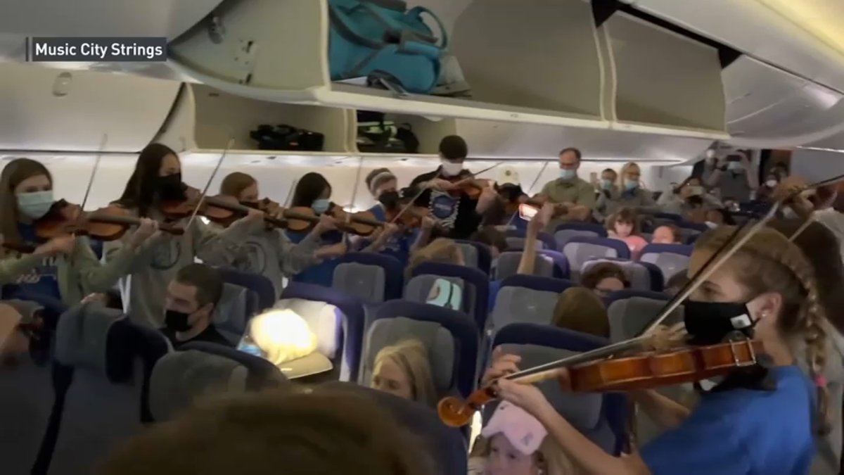 Video: Students Give Concert Aboard Delayed Plane at Newark Airport ...
