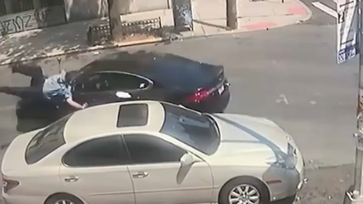 2 Men Attack Nyc Traffic Agent In Brooklyn Issuing Ticket Hit Him With