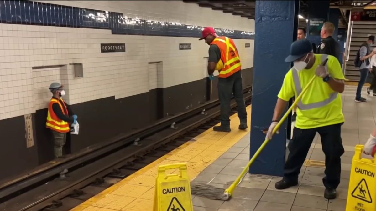 Teen Severs Arm In Subway Surfing Accident In Queens Nbc New York