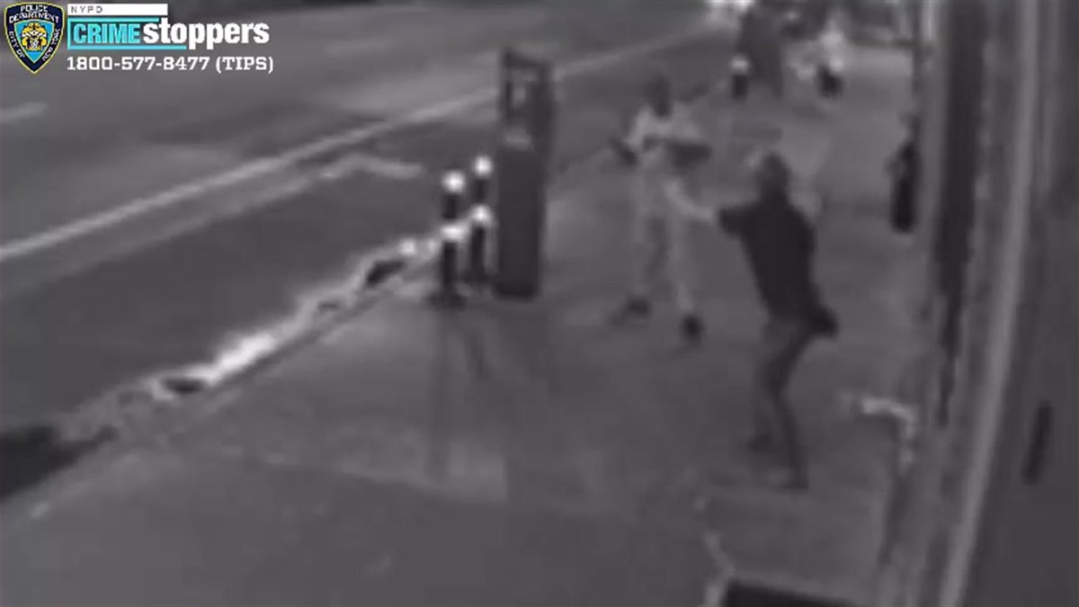 Cops Hunt Suspect in Unprovoked Manhattan Stabbing – NBC New York