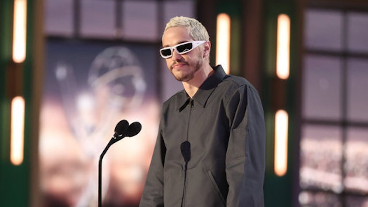 Pete Davidson Makes Surprise Appearance at the 2022 Emmys – NBC New York