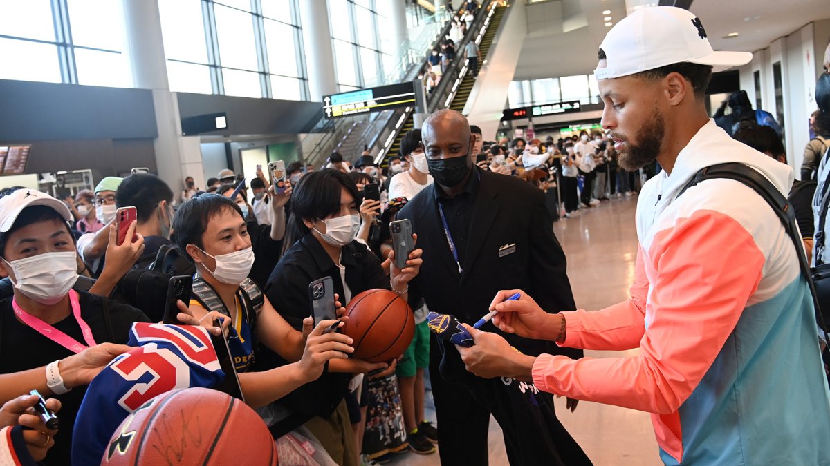 Steph Curry, Warriors Receive Warm Welcome, Gifts From NBA Fans in ...