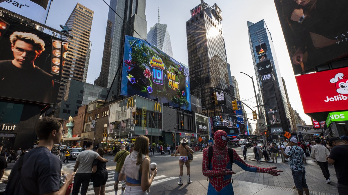 Times Square Tourist Got 16 Stitches After Robbery – NBC New York