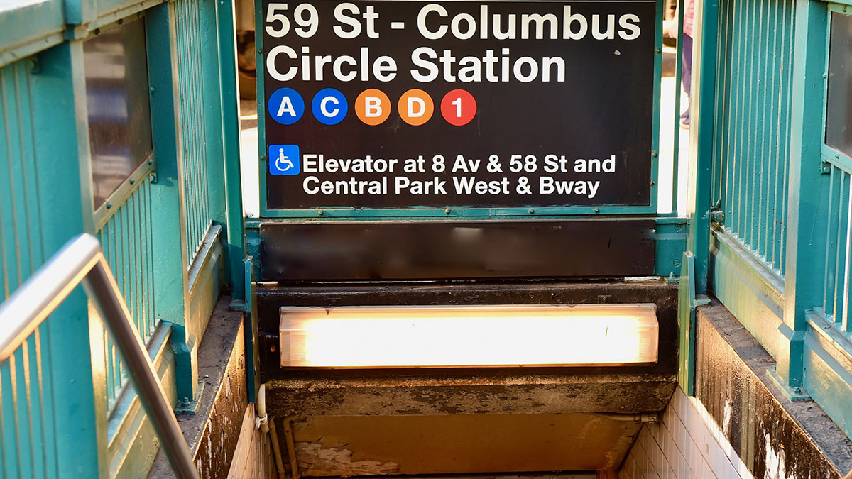 Columbus Circle subway station attack: Man hit with beer bottle in ...