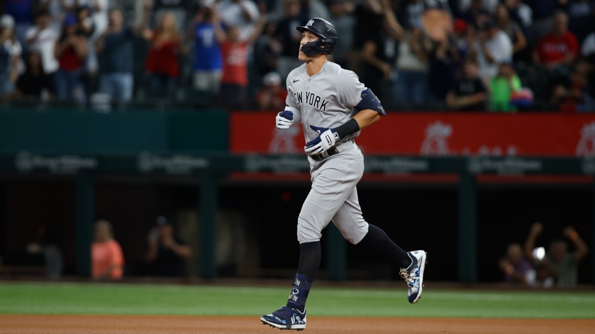 WATCH: Fan Epically Fails to Grab Aaron Judge’s 62nd HR After Jumping ...