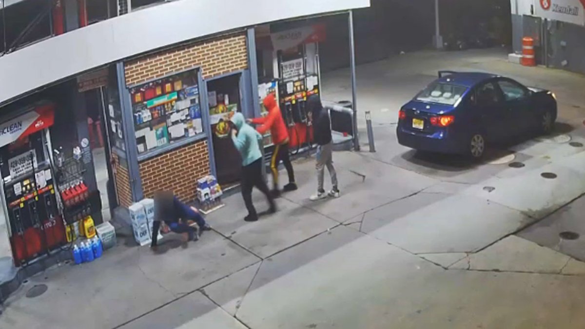 Williamsburg Gas Station Robbery Caught on Camera – NBC New York