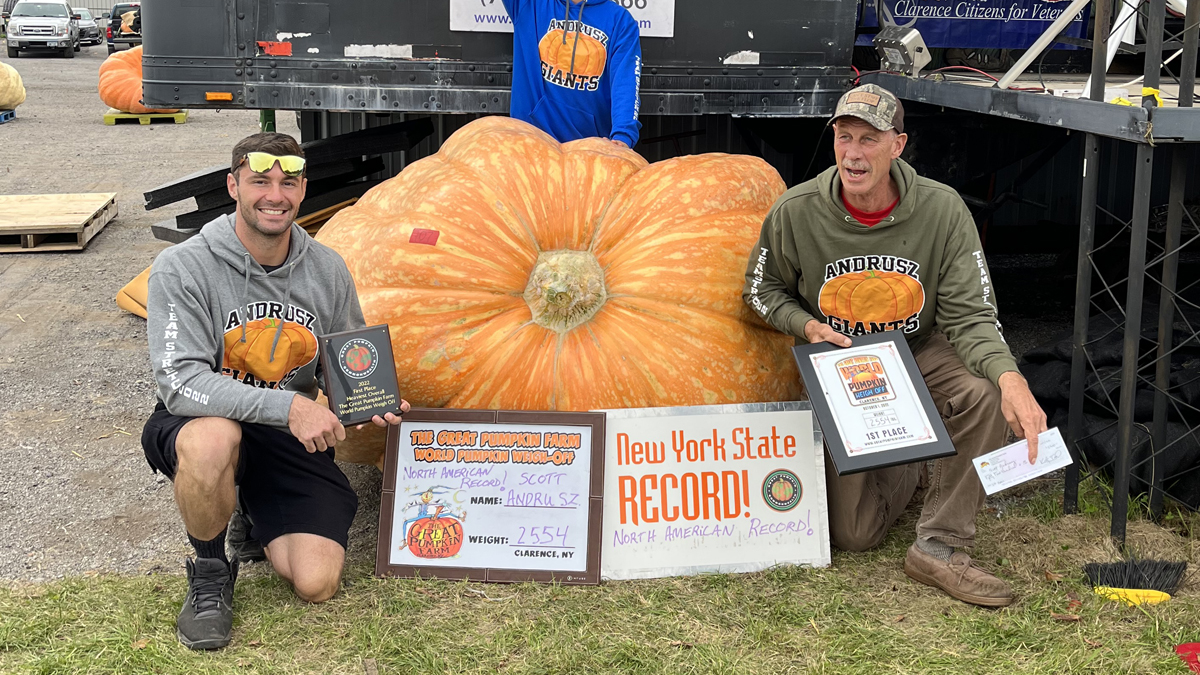 The Great Pumpkin Farm Breaks Record for Heaviest Pumpkin – NBC New York