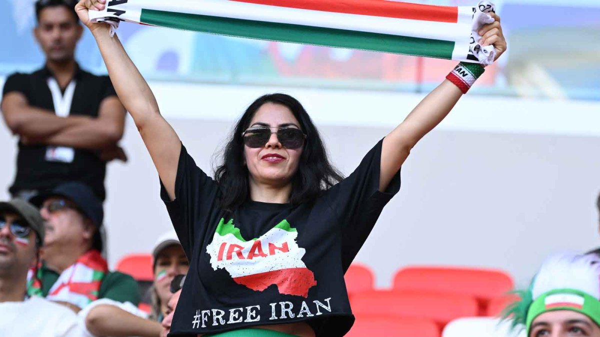 Iran Government Supporters Confront Protesters at World Cup – NBC New York