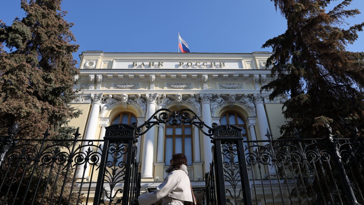Russian Central Bank Holds Key Rate at 7.5%, Warns Inflation Risks Are ...