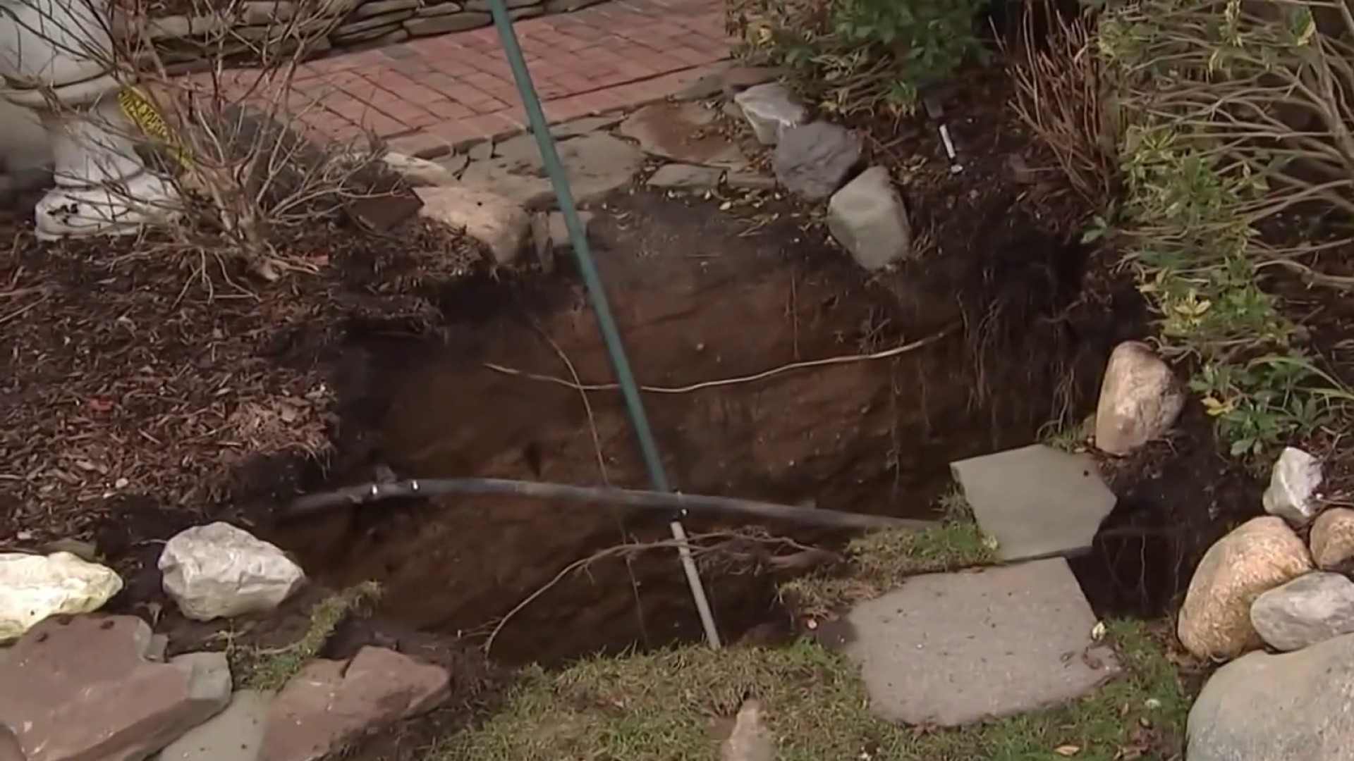 Long Island Sinkhole Opens Up in Huntington Station Yard – NBC New York