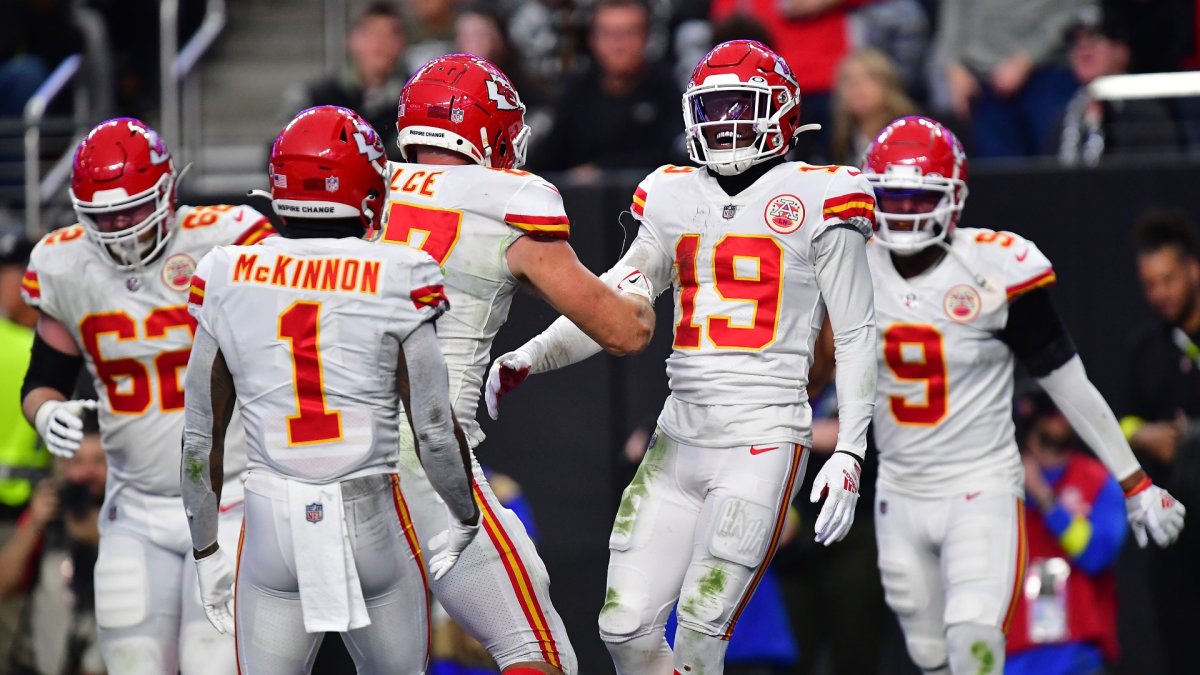 Chiefs Hit ‘Ring Around the Rosie’ Dance in Amusing Play Vs. Raiders ...