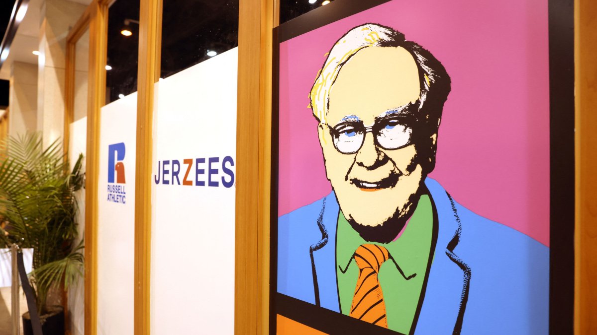 Warren Buffett Calls Stock Buyback Critics ‘Economic Illiterate’ in ...