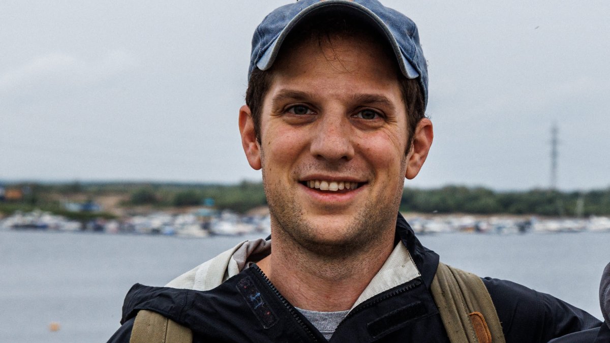 Russia Detains Wall Street Journal Reporter Evan Gershkovich on ...