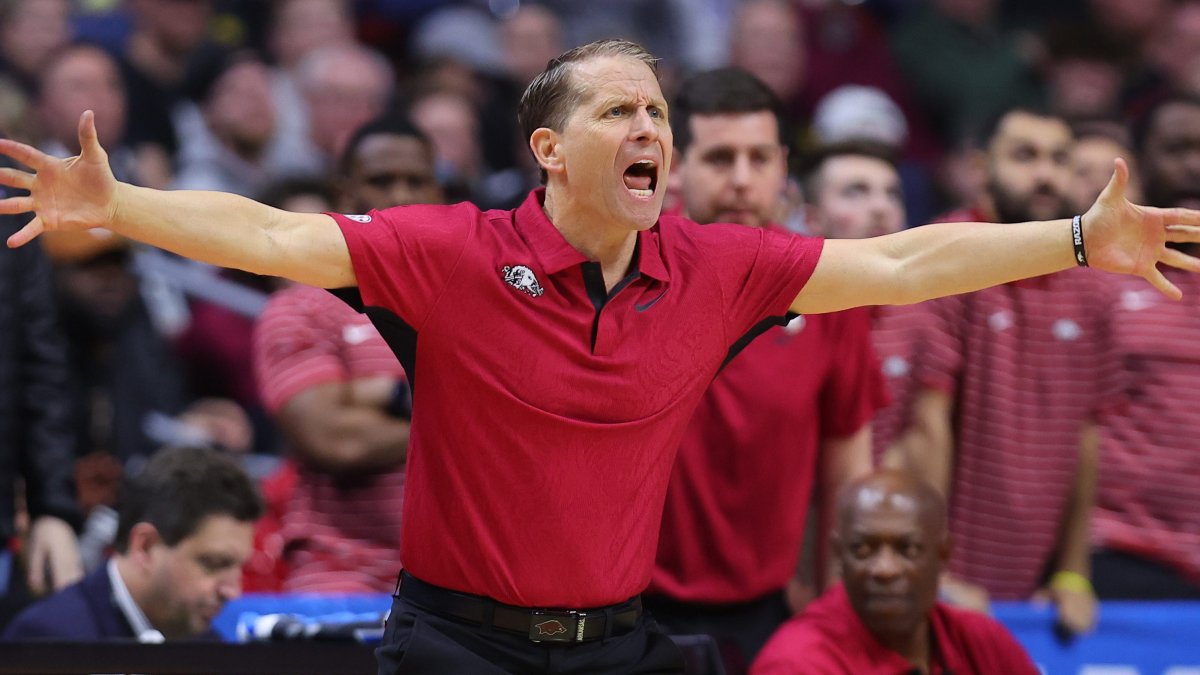 Arkansas Head Coach Celebrates Without Shirt After Kansas Upset – NBC ...