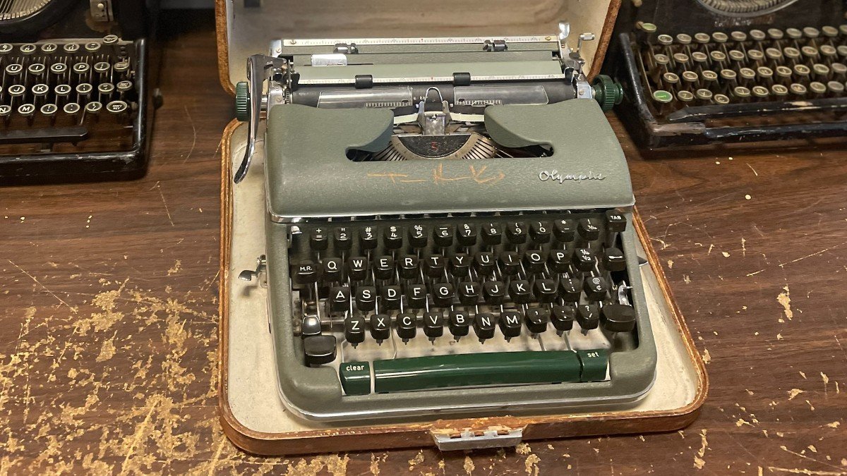 Tom Hanks Sends Gift to Mass. Typewriter Shop Owner – NBC New York